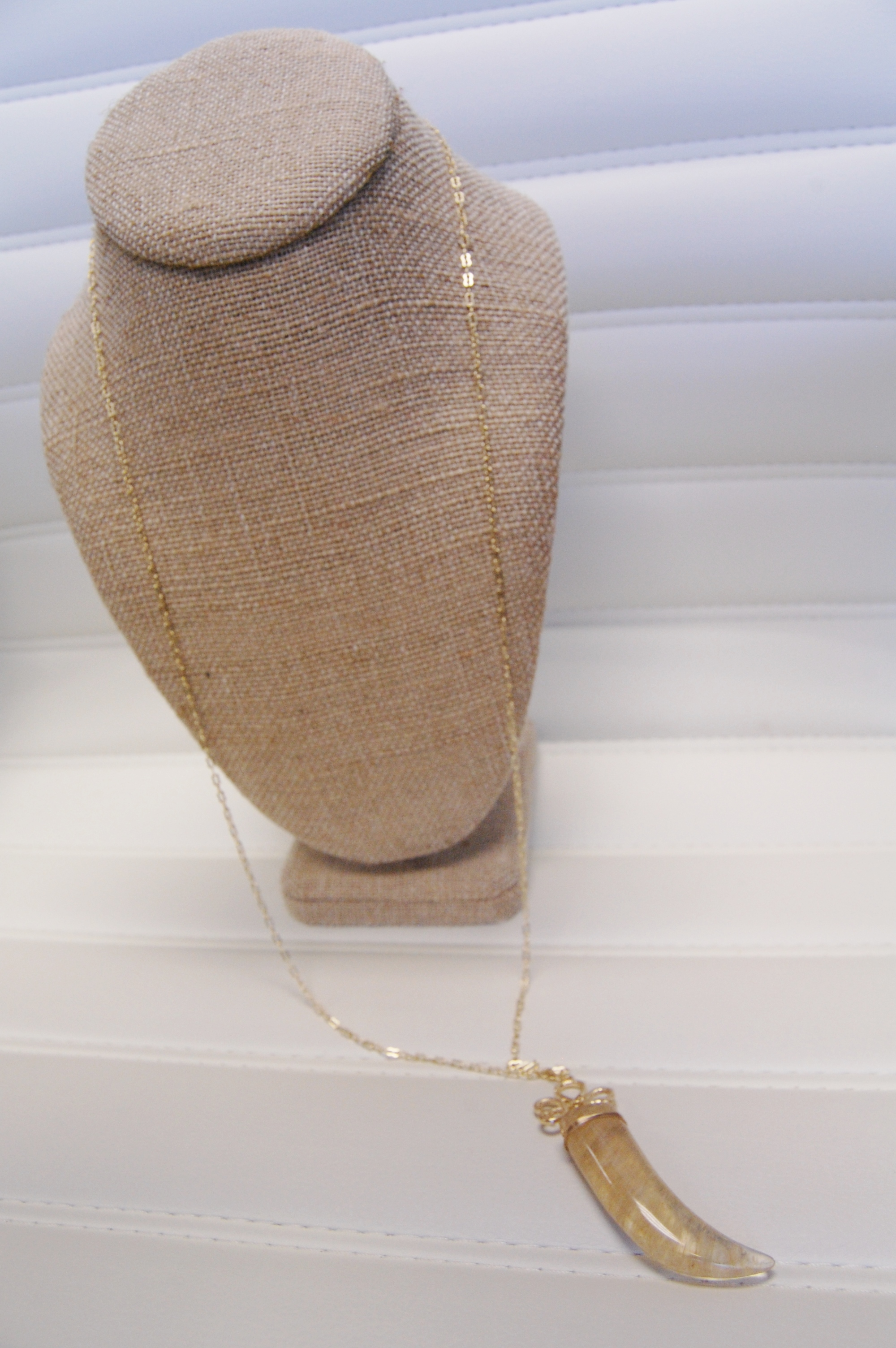 Saber-tooth Cream&gold Pendant Necklace on Luulla